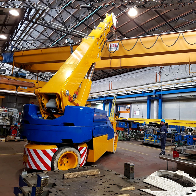 Cabin cruiser crane JMG MC 580